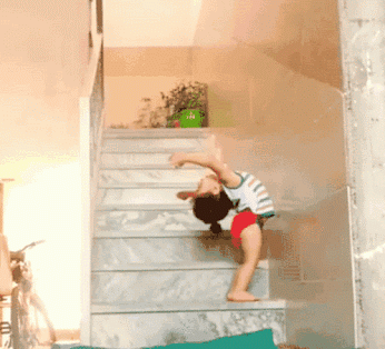 Baby Meisje Yoga GIF | GIFs.nl