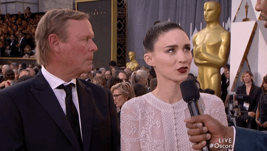 Rode Loper Oscars Oops GIF | GIFs.nl