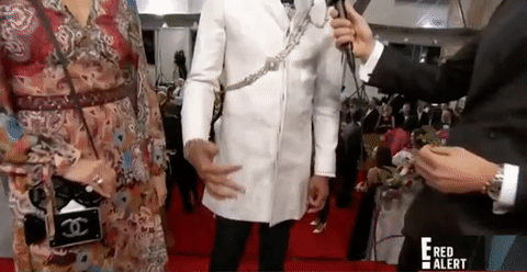 Rode Loper Gouden Globes 2017 Pharrell Williams GIF | GIFs.nl
